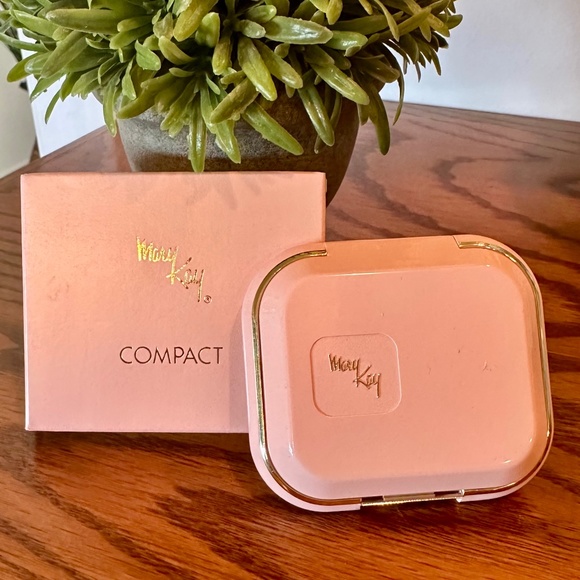 Mary Kay | Makeup | Vintage Mary Kay Pink Compact For Day Radiance ...